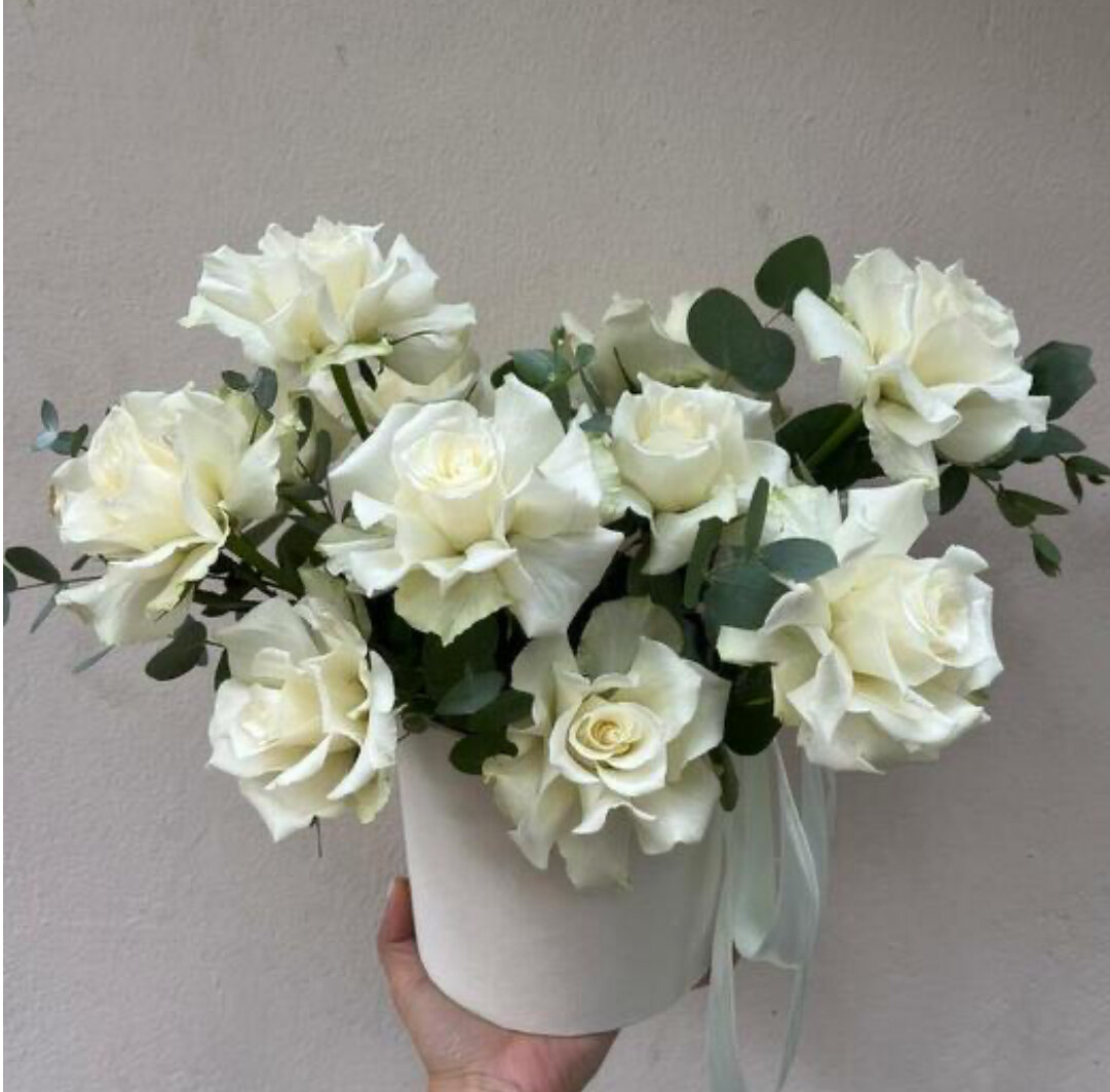 13 Французских белых роз с эвкалиптом в шляпной коробке с бантом.