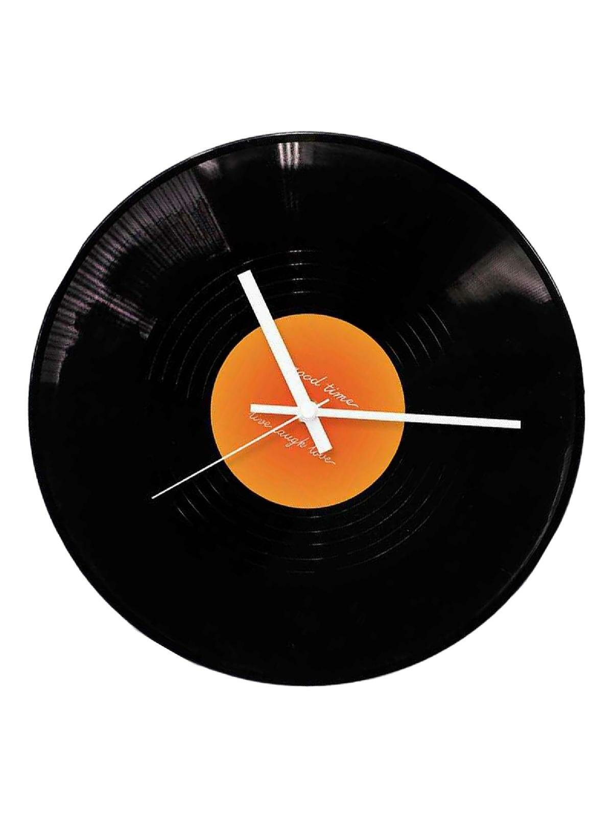 Ностальгические часы в форме пластинки с черным циферблатом по центру и белыми стрелками