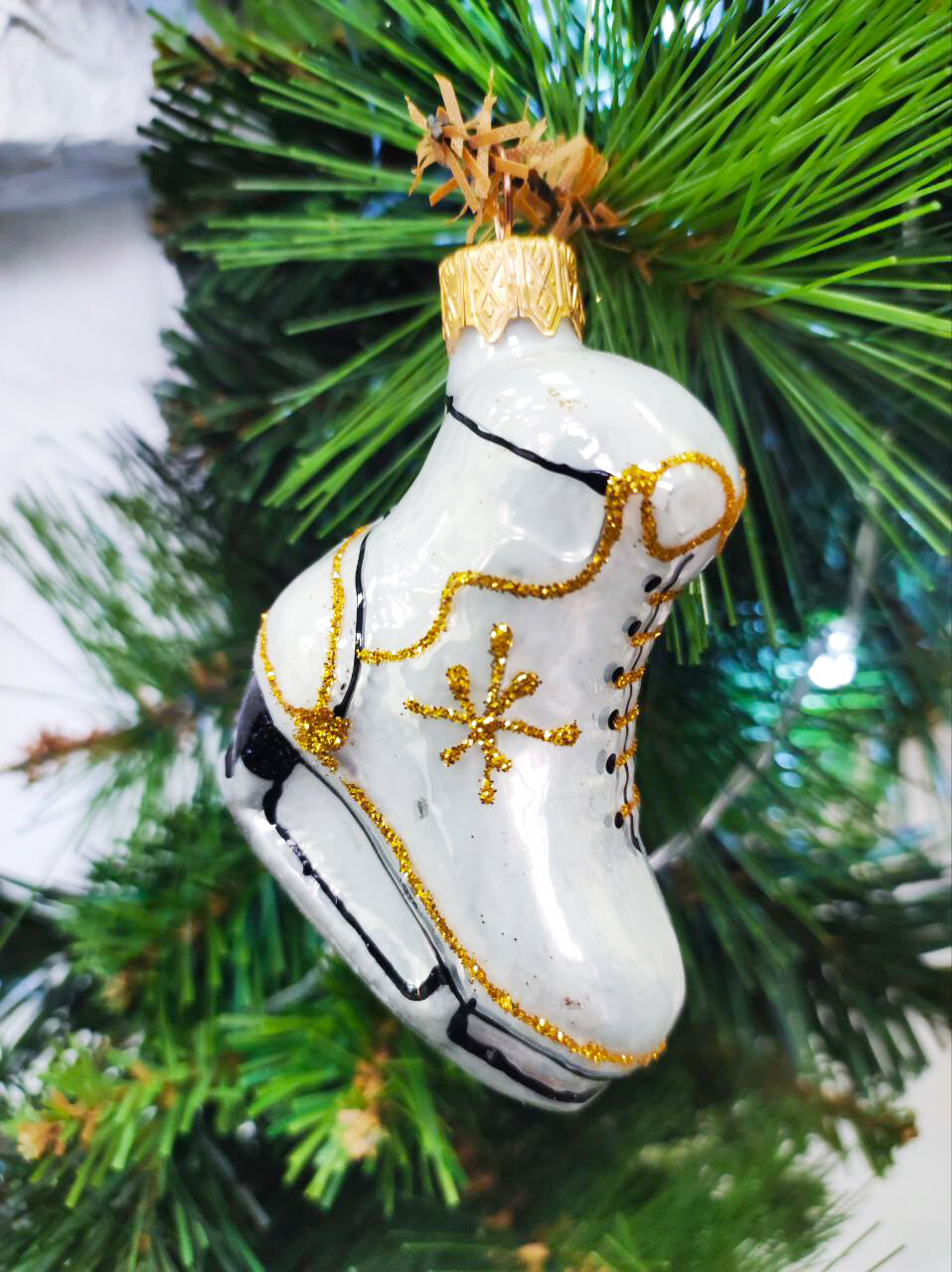 Формовая елочная игрушка "Коньки", ручная работа, стекло, белая