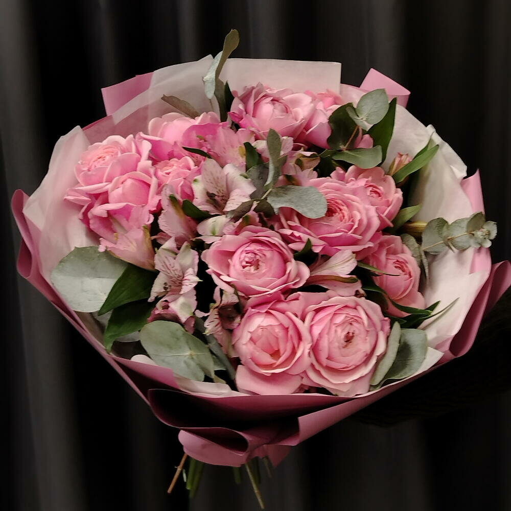 Нежная кустовая пионовидная роза и элегантные альстромерии в авторском букете