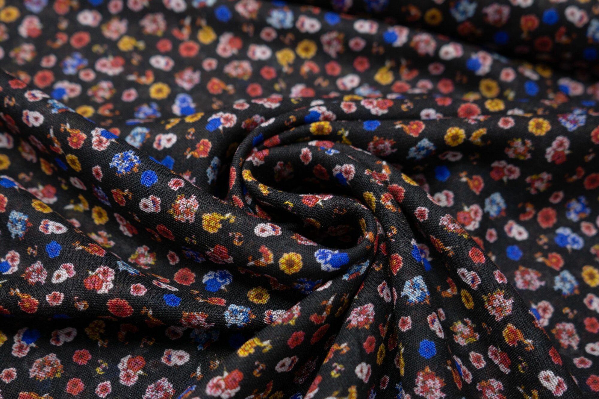 Ткань Вискоза легкая мелкие цветочки на черном 1.9м