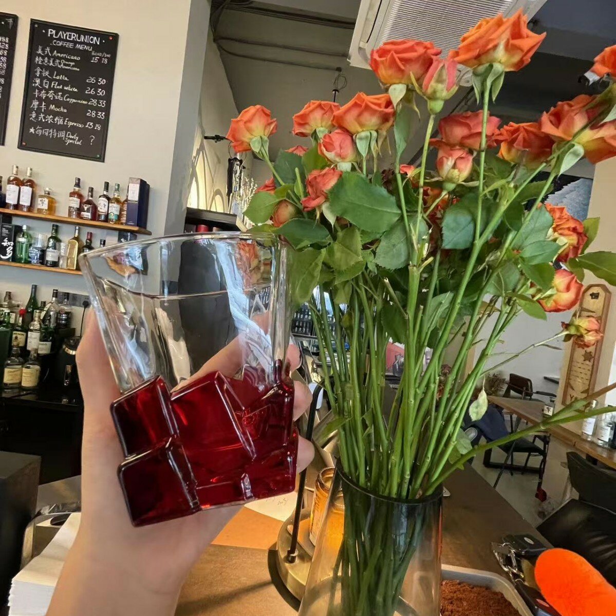 Красные кубики льда, расписанные вручную, на атмосферных стаканах для воды, бокалах для напитков, стаканах для виски и бокалах для крепких спиртных напитков.