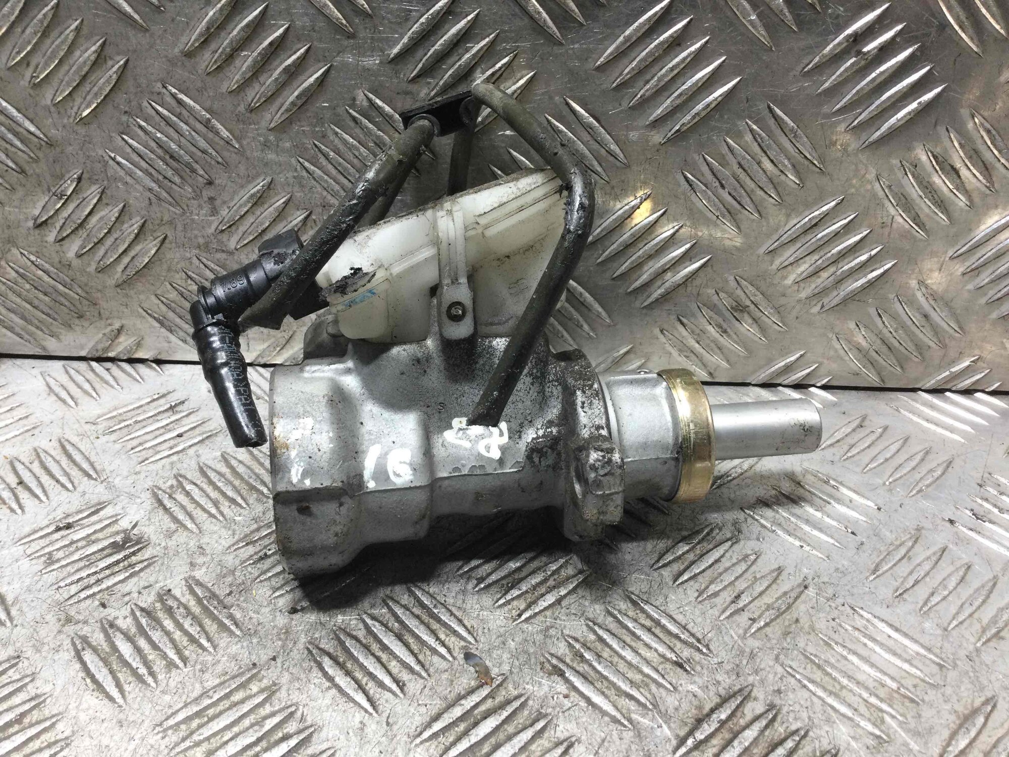 Б/У Цилиндр тормозной главный Ford Focus 1 поколение [рестайлинг] (2001-2005) 2004 г.