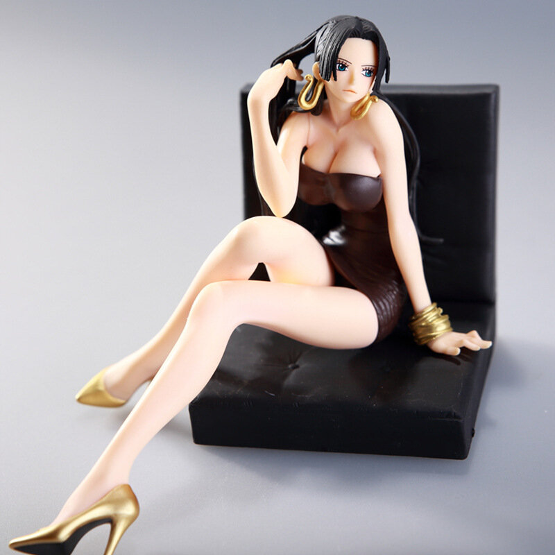 Фигура сидящего на диване фотографа и стилиста One Piece, императрица Луффи, модель пейзажа