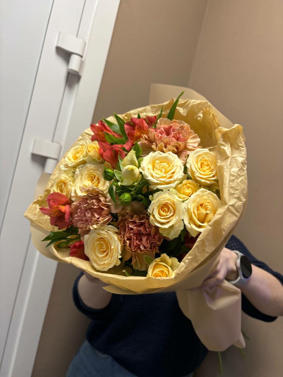 Яркий букет кремовых кустовых роз , кофейных диантусов и нежных альстромерий в авторской упаковке