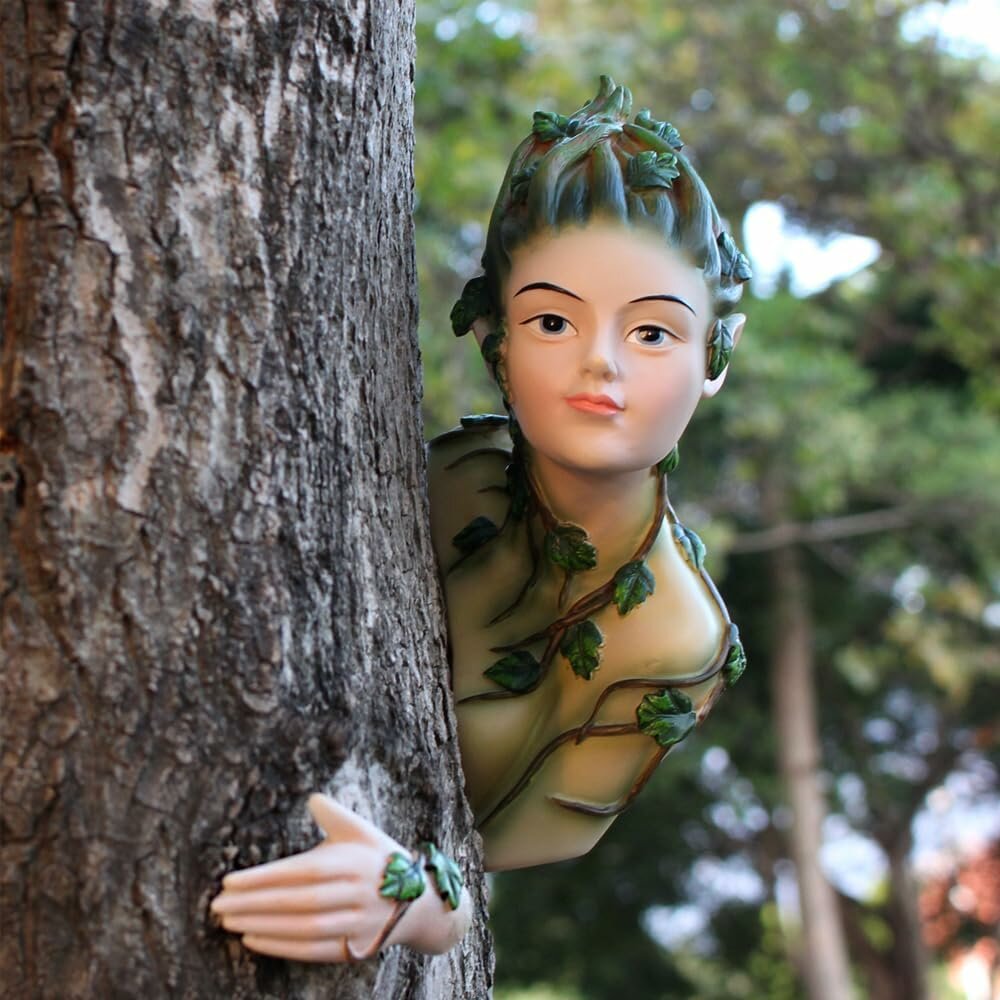 HAQI Садовая статуя эльфа, обнимающая дерево: Волшебное лицо для украшения сада, двора, парка и сказочного сада. Уличный декор из прочной смолы.