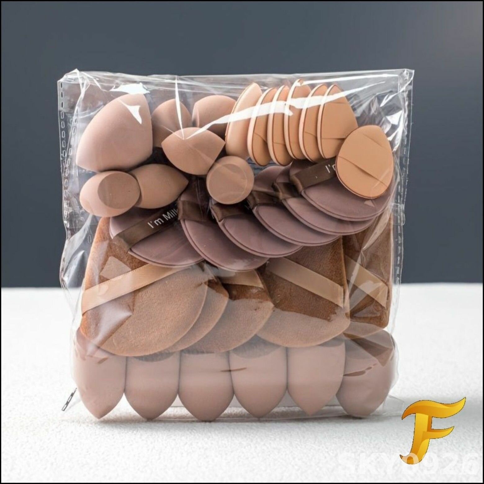 Эксклюзивный комплект из 35 гипоаллергенных аппликаторов и 7 пуховок обеспечивает безупречный мейкап