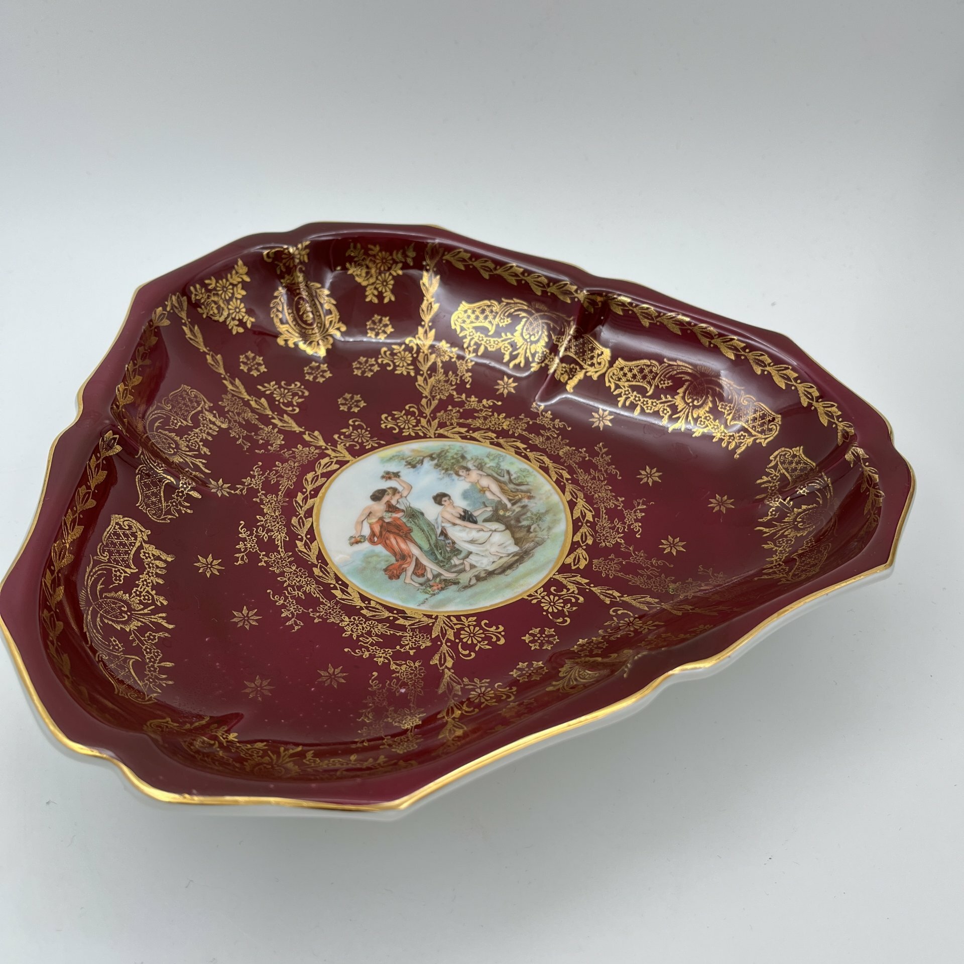 Блюдо треугольной формы "Мадонна" с растительным декором, фарфор, деколь, крытье