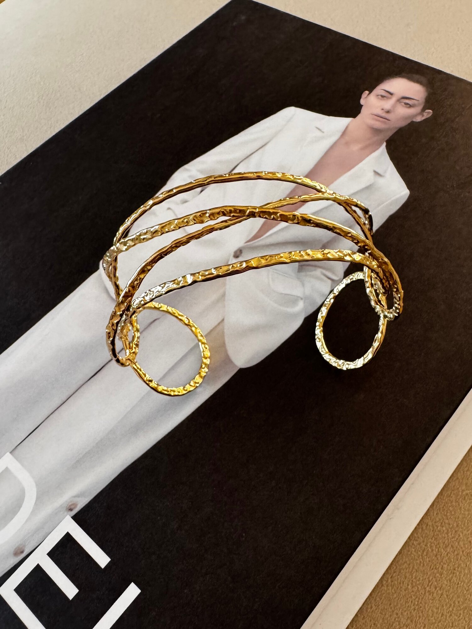 Жесткий браслет