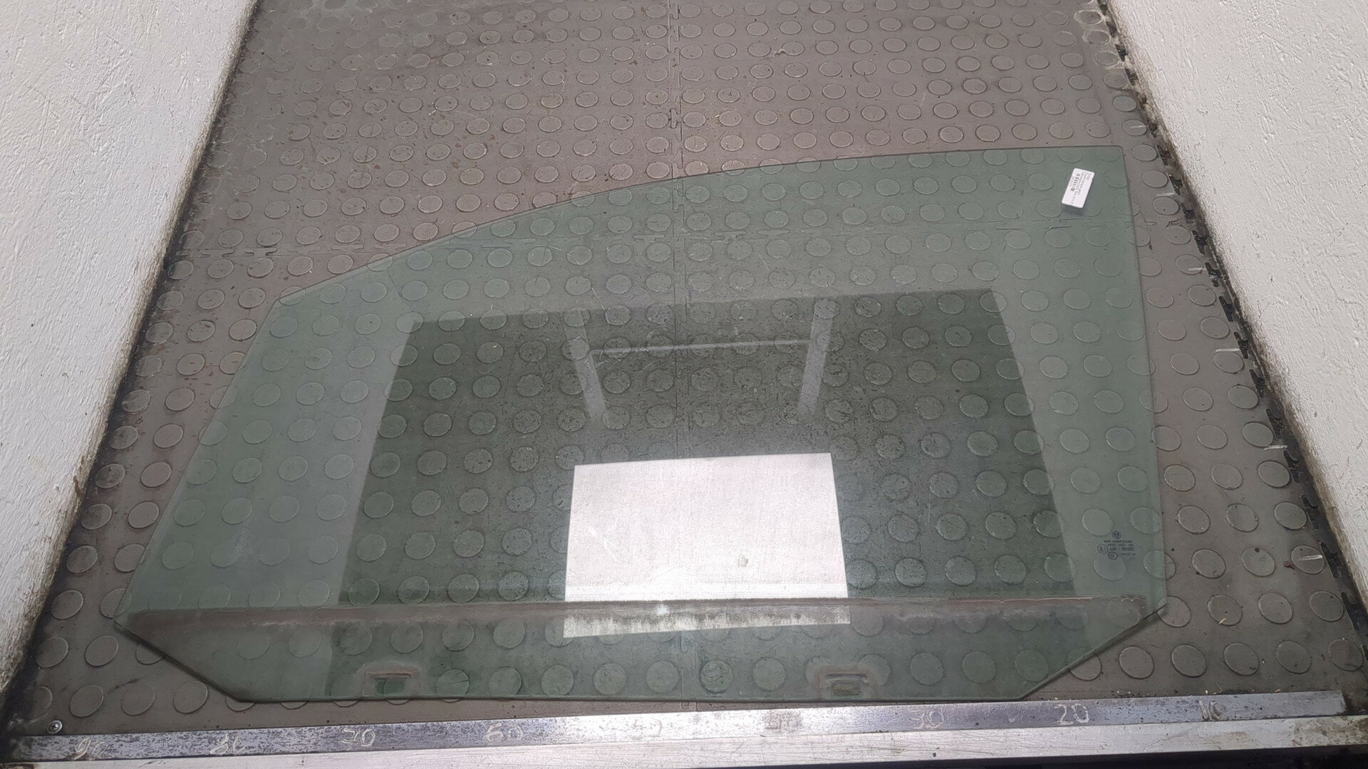 Стекло боковой двери левое переднее Volkswagen Caddy Б/У