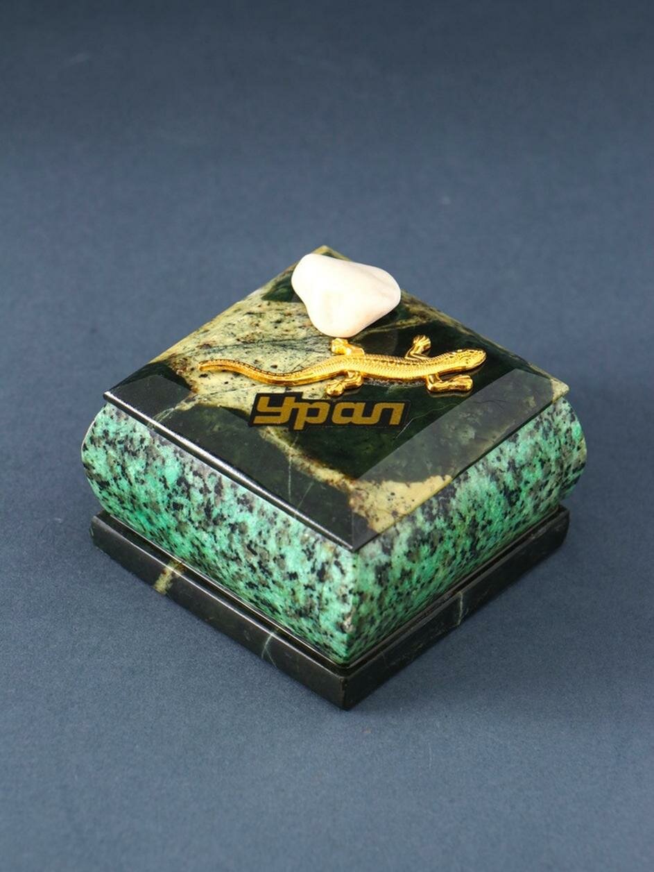 Шкатулка "Урал", змеевик, с декоративным камнем, 6,5х6,5х5,5 см