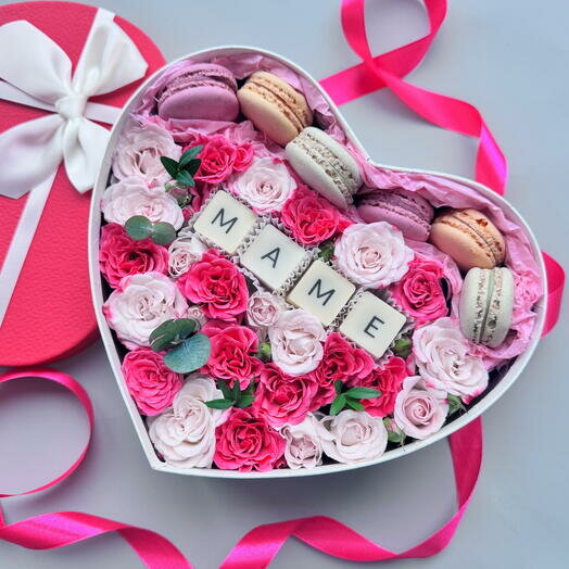 Цветы в коробке сердце 21 см с шоколадом и макарони, подарок для мамы