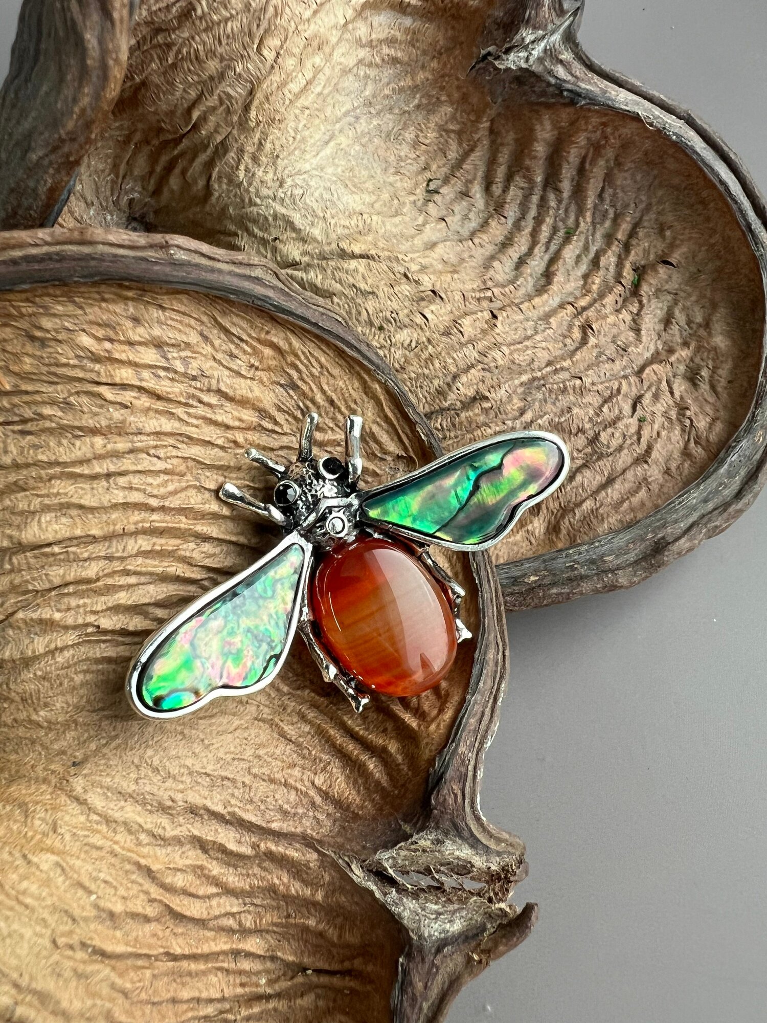 Брошь-подвеска "Муха" натуральный камень Сердолик