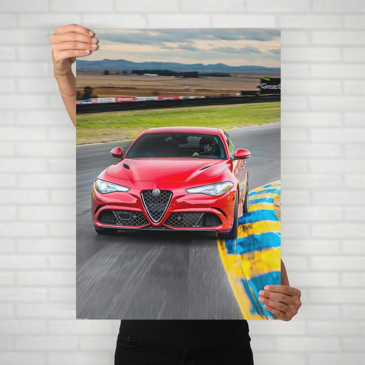 Плакат на стену для интерьера Культовые машины (Alfa Romeo Giulia Quadrifoglio 3) - Постер по легендарным ретро автомобилям формата А2 (42x60 см)