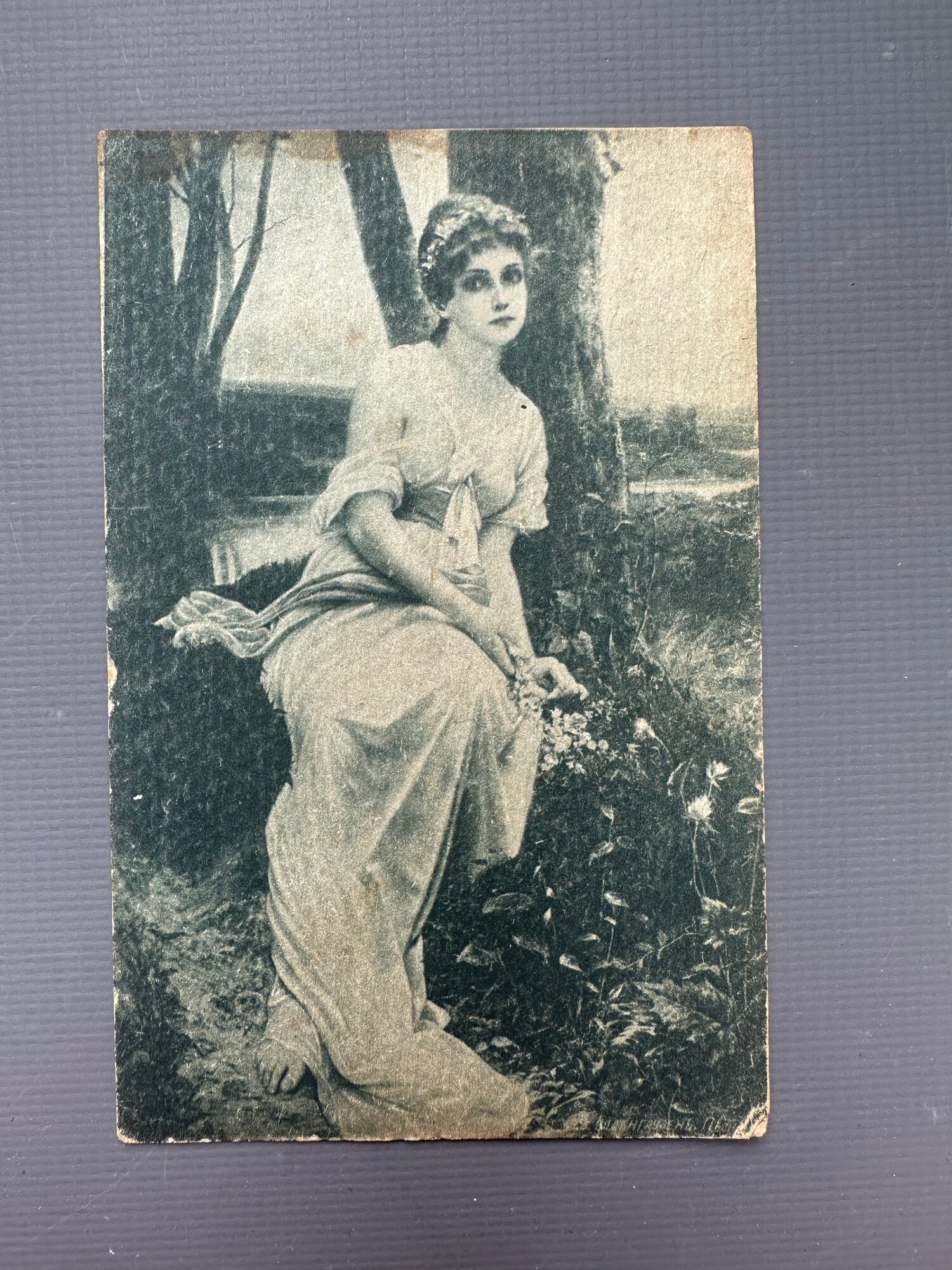 Почтовая карточка Российской империи, изд. Боденгаузенъ, Пб. , ок. 1905–1914. Сюжет: сидящая девушка в саду