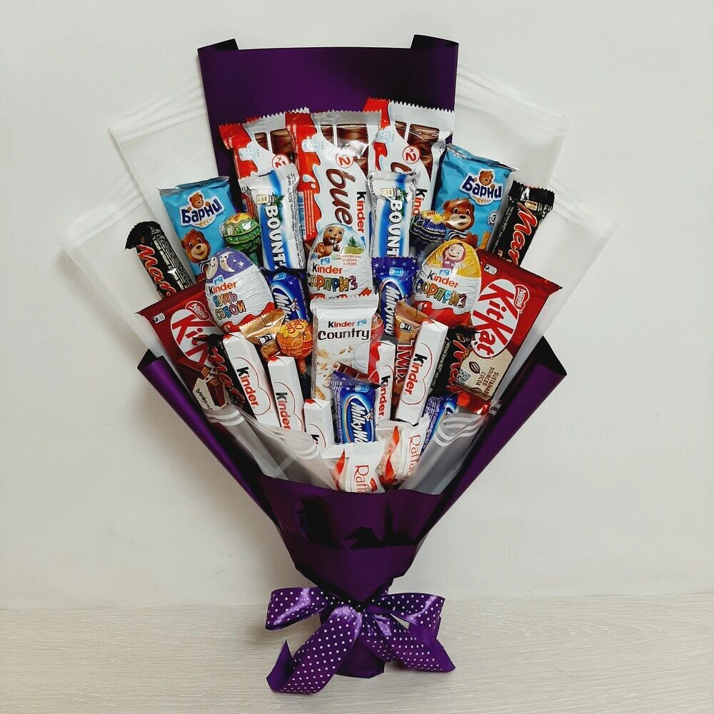 Сладкий подарочный букет LAKRES из киндеров и батончиков микс