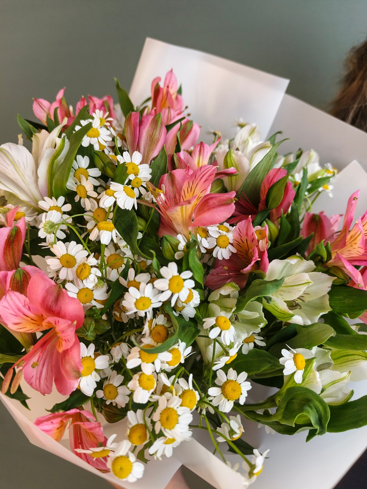 Букет цветов "Полевой", альстромерия, ромашка, диаметр 30 см, высота 55 см