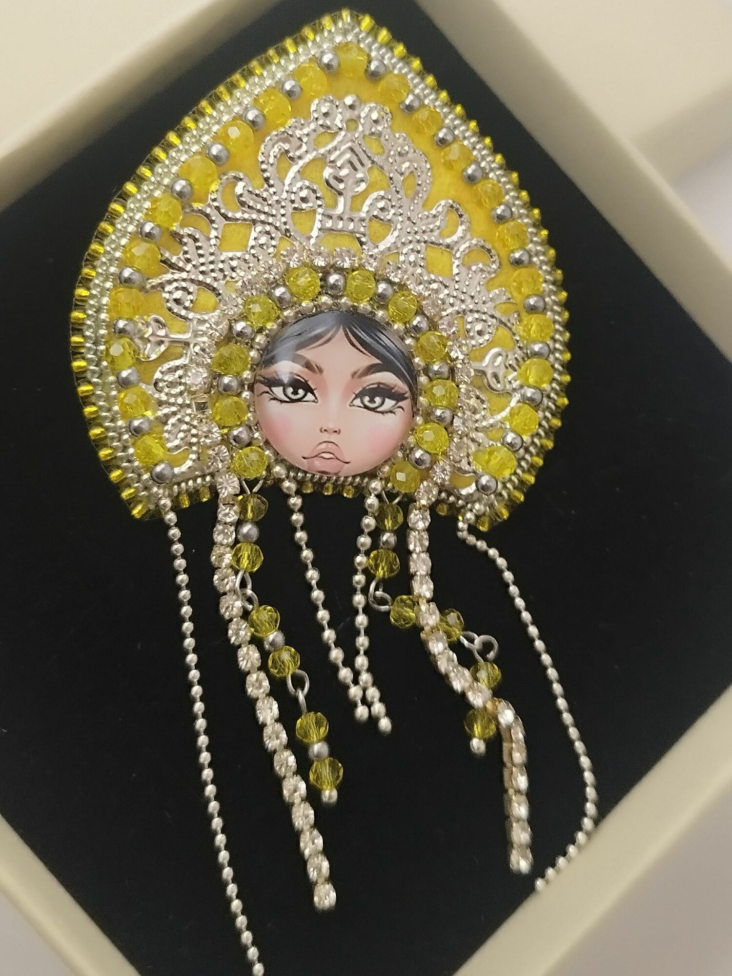 Брошь, стразы, бисер, стекло