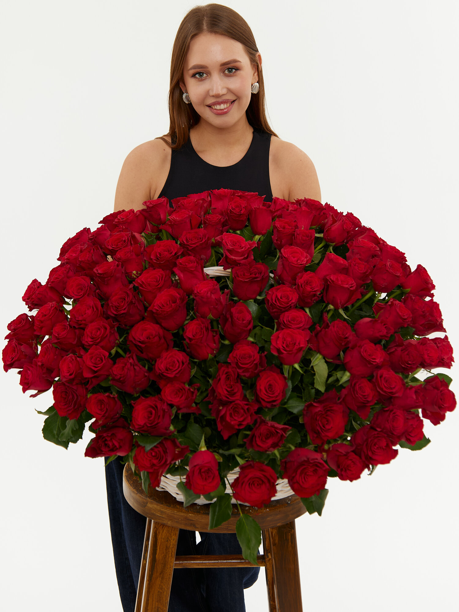 101 красная импортная роза с крупным бутоном (бордовая в плетеной корзине)