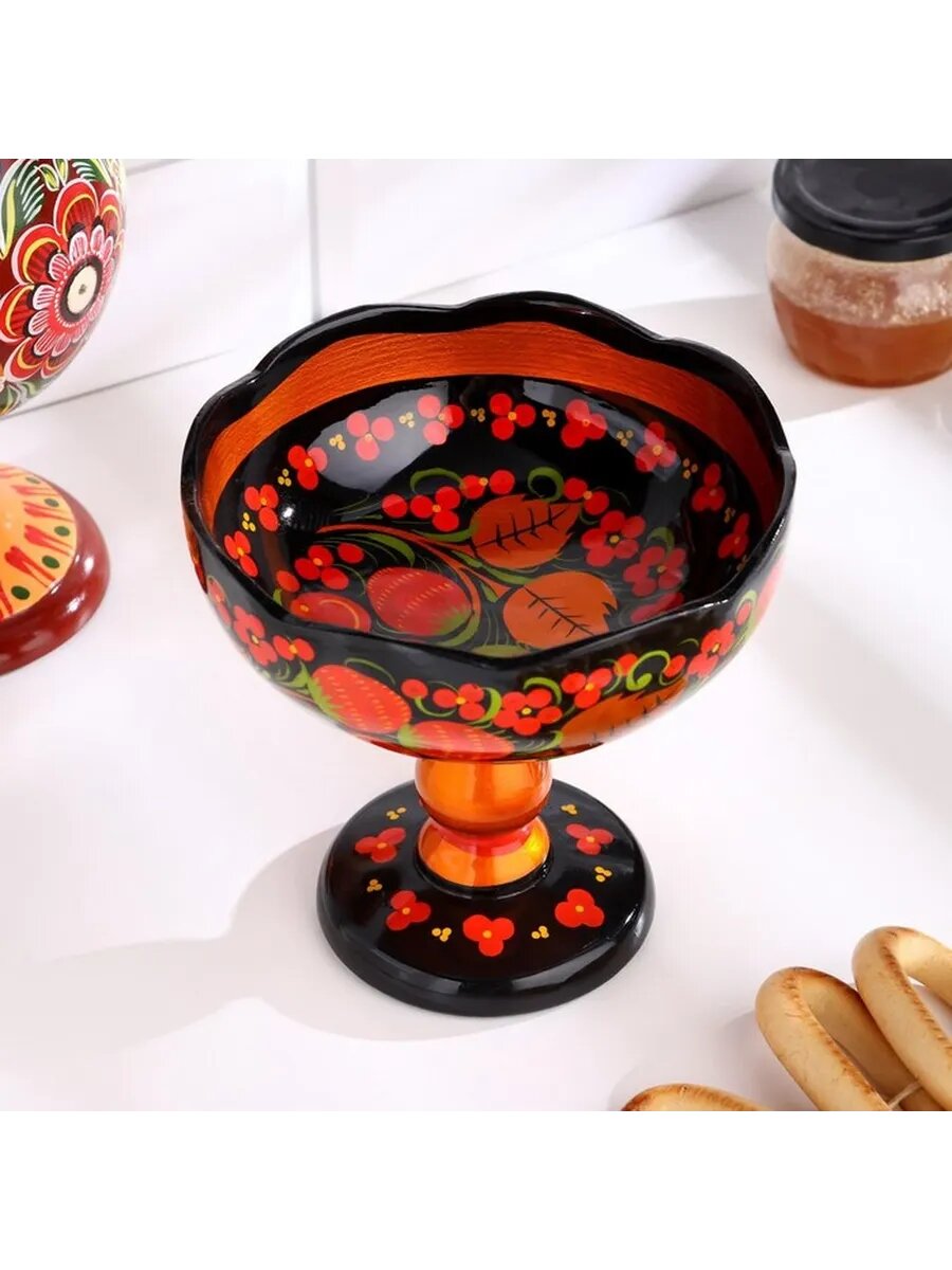 Резная конфетница в стиле хохлома