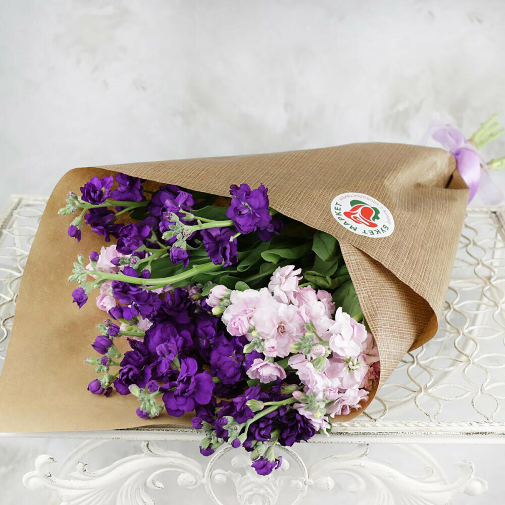 Букет живых цветов Букет Маркет, маттиола, 60 см, S, крафт-бумага, подарочная упаковка