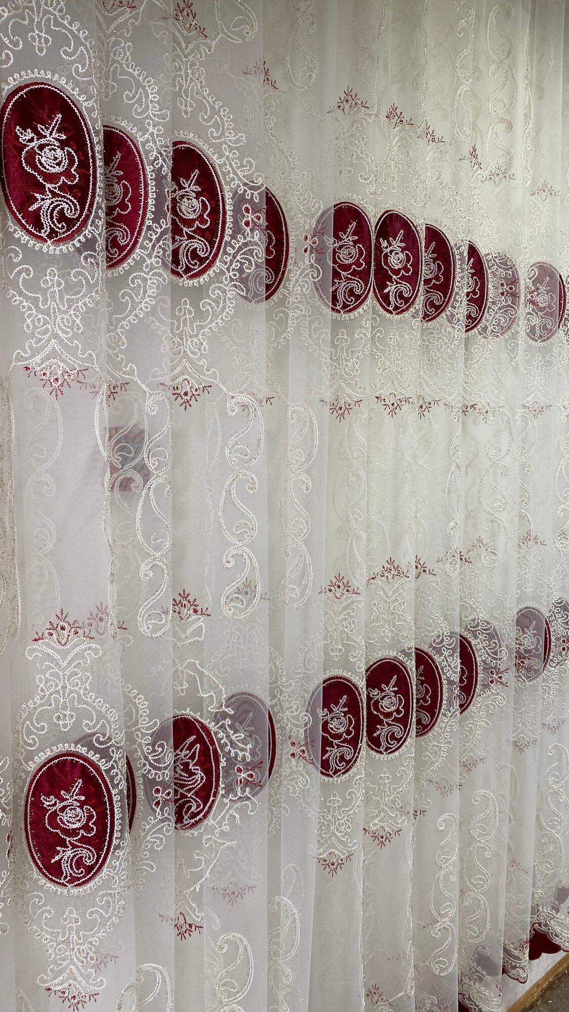 Сеточка с кордовой вышивкой и бархатными вставками бордовая, ширина 5м, высота 2,7м