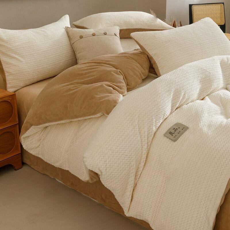 Этот зимний комплект постельного белья из четырёх предметов изготовлен из плотной фланелевой ткани и подходит для кроватей шириной не более 2 м. Размер пододеяльника составляет 220 х 240 см.