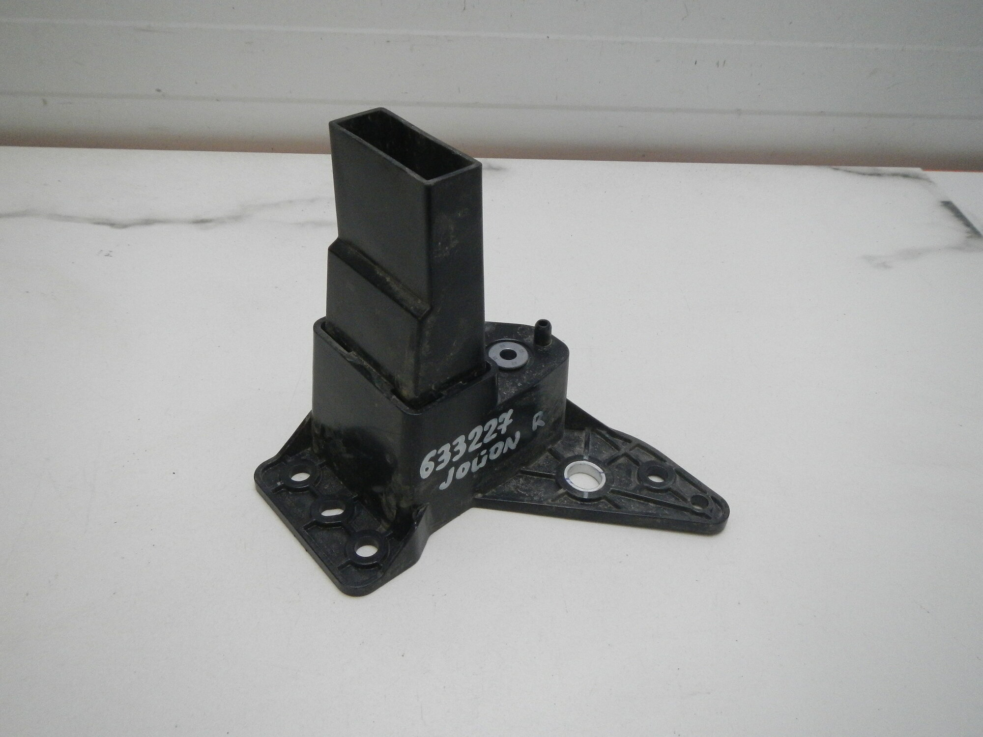 Б/У Кронштейн решетки радиатора, Haval (Хавейл)-JOLION (21-) Haval JOLION (21-) правый Без повреждений. 633227 HAVAL арт....