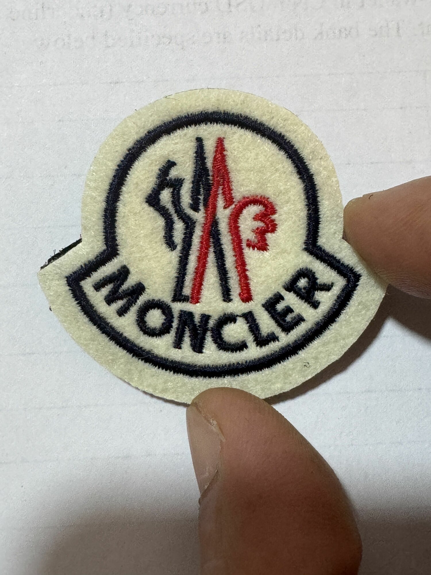 Нашивка из ткани с вышивкой MONCLER и клейкой основой с термотиснением, диаметр 38 мм