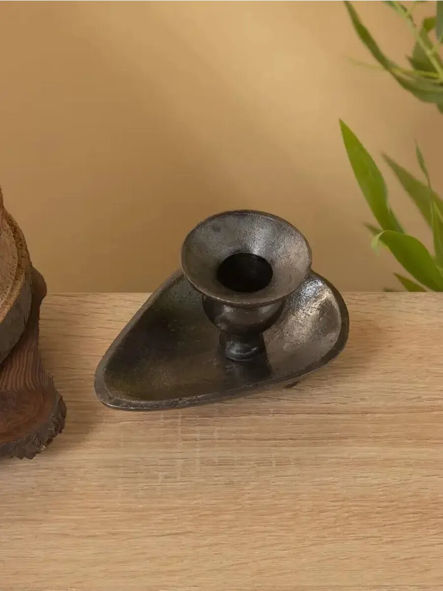 Элегантный металлический подсвечник в стиле Средневековья