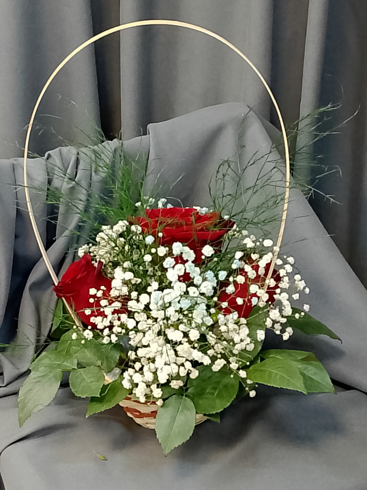 Композиция живые цветы "Корзинный Квартет" из Эквадорских Роз Explorer, белой Гипсофилы и Аспарагуса