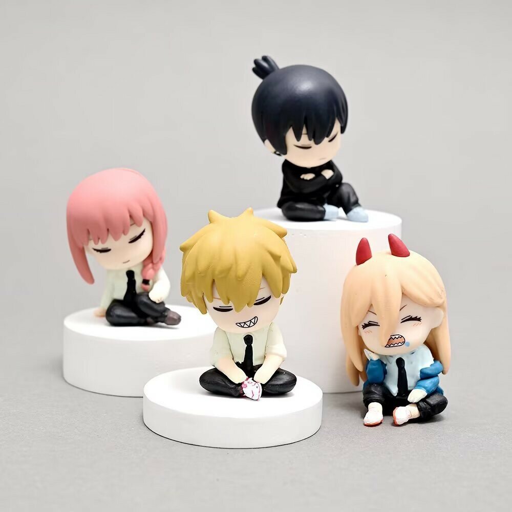 Набор из 4 фигурок «Человек-бензопила» в закрытой коробке, включающий фигурки спящего в позе с опорой на плечи, Павы Мачимы, Хаякавы Аки и фигурки сидящей в стиле чиби.