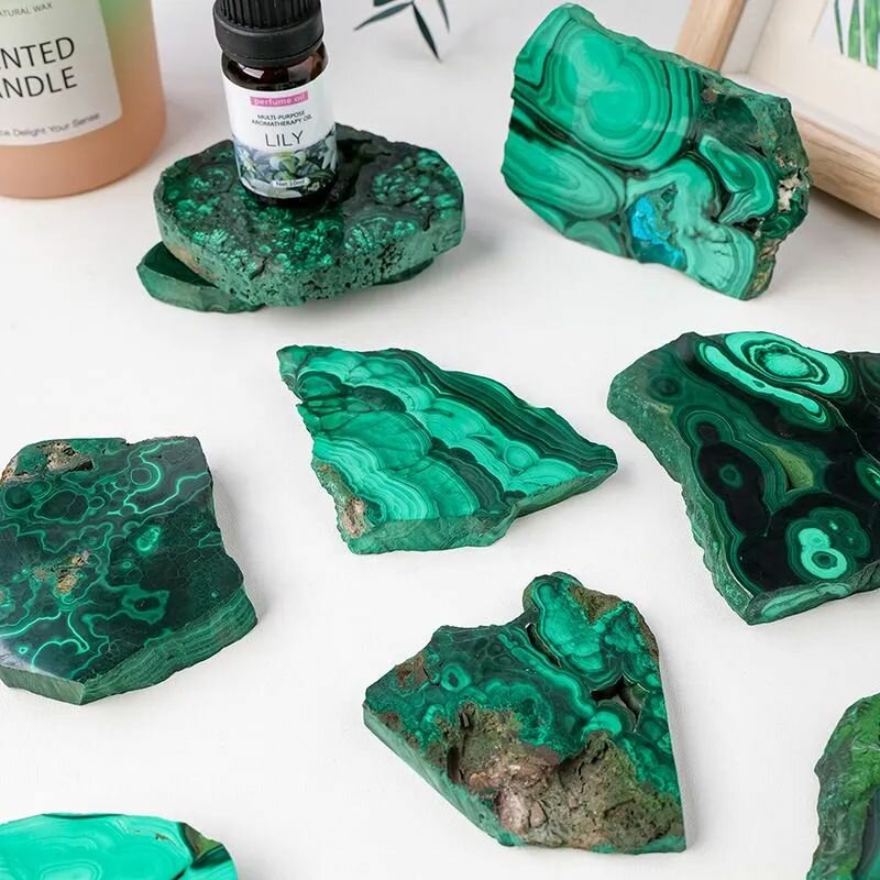 Малахит, камни натуральные, один случайно выбранный кусок малахита, демонстрирующий его уникальную красоту