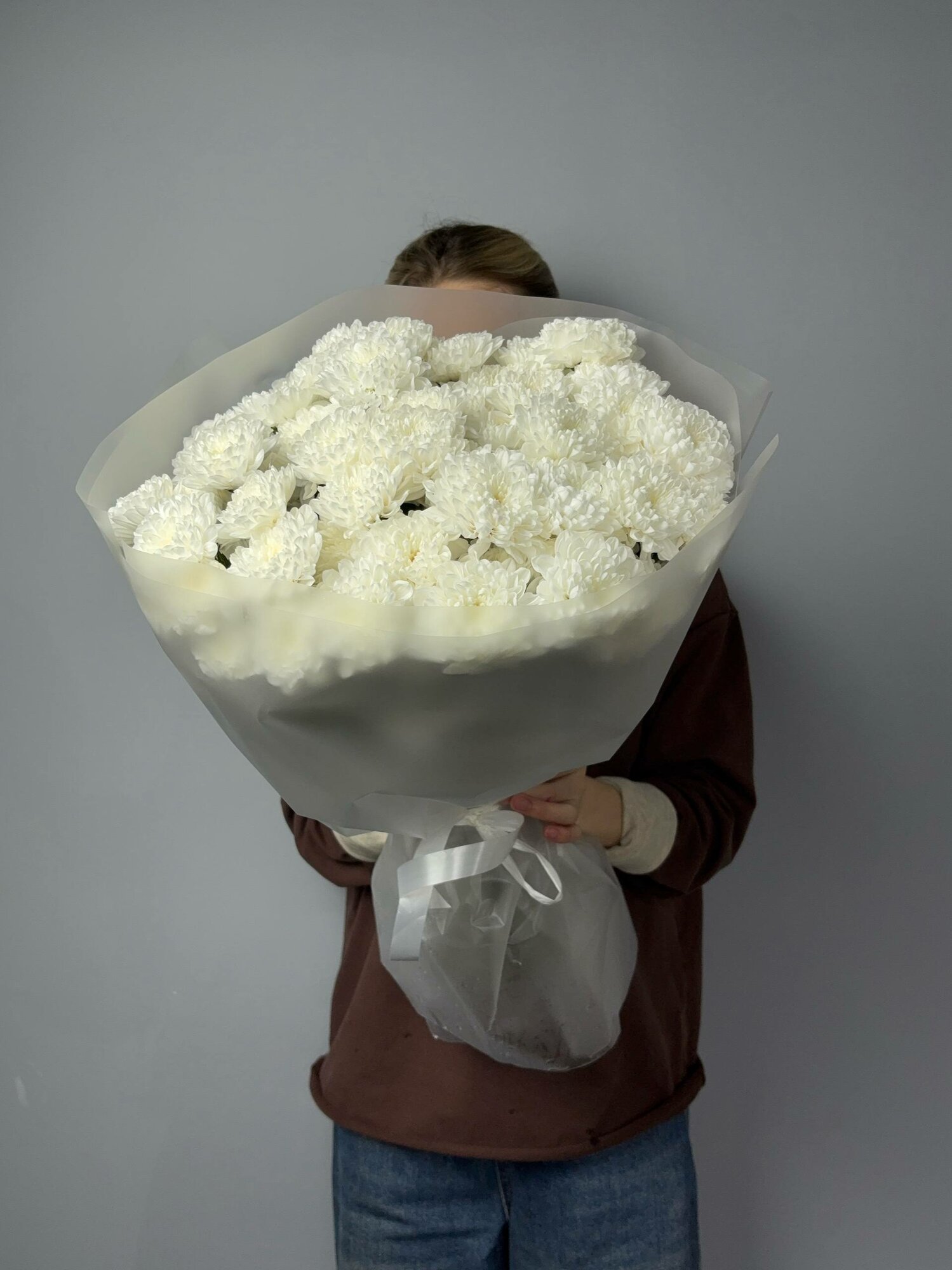 FRESH FLORA Снежное Облако: свежий букет из белых кустовых хризантем – купить с доставкой недорого