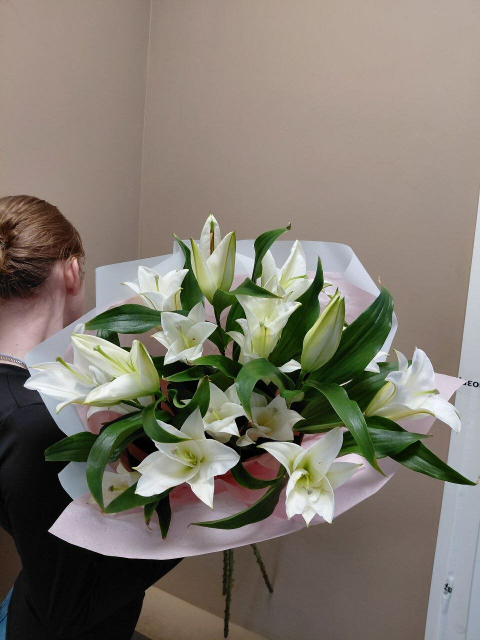 Шикарный букет белых огромных лилий в авторской упаковке с лентой и тишью.
