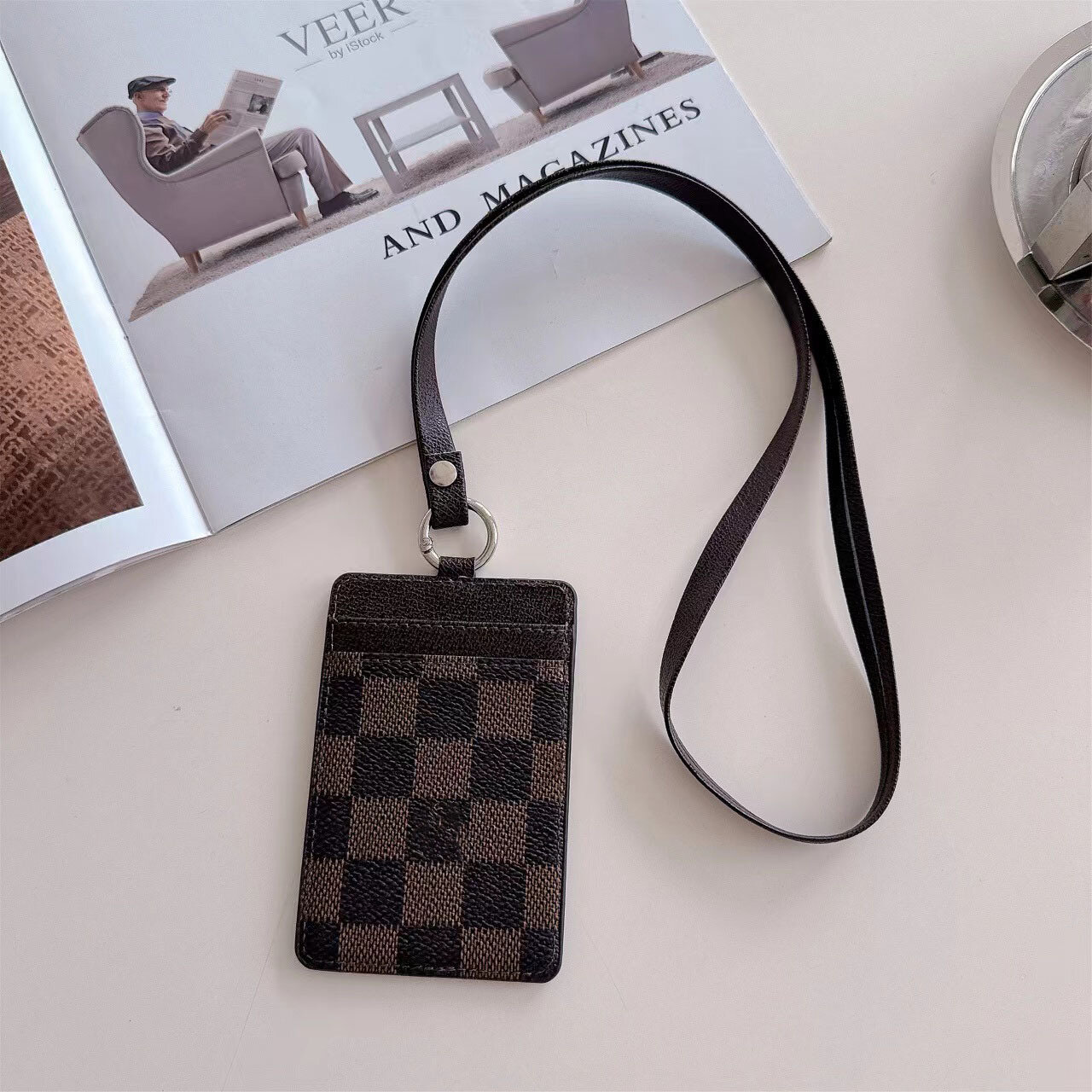 В наличии держатель для карт, вставка для карты, держатель для бейджа, держатель для удостоверения личности, шнурок для шеи, держатель для карты доступа, чехол для студенческого удостоверения, модный бренд