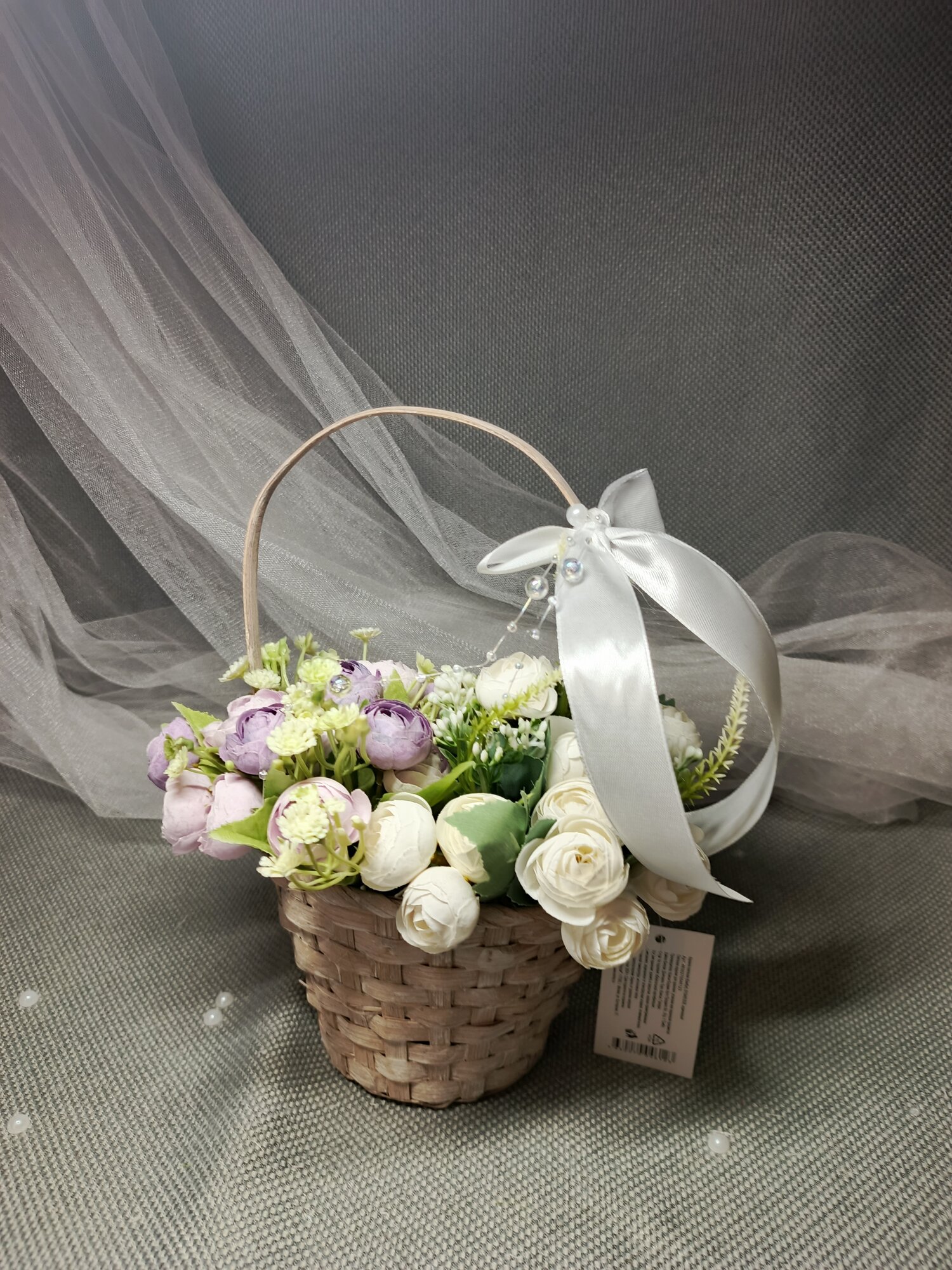 Корзинка с искусственными цветами для торжественной церемонии или декора.