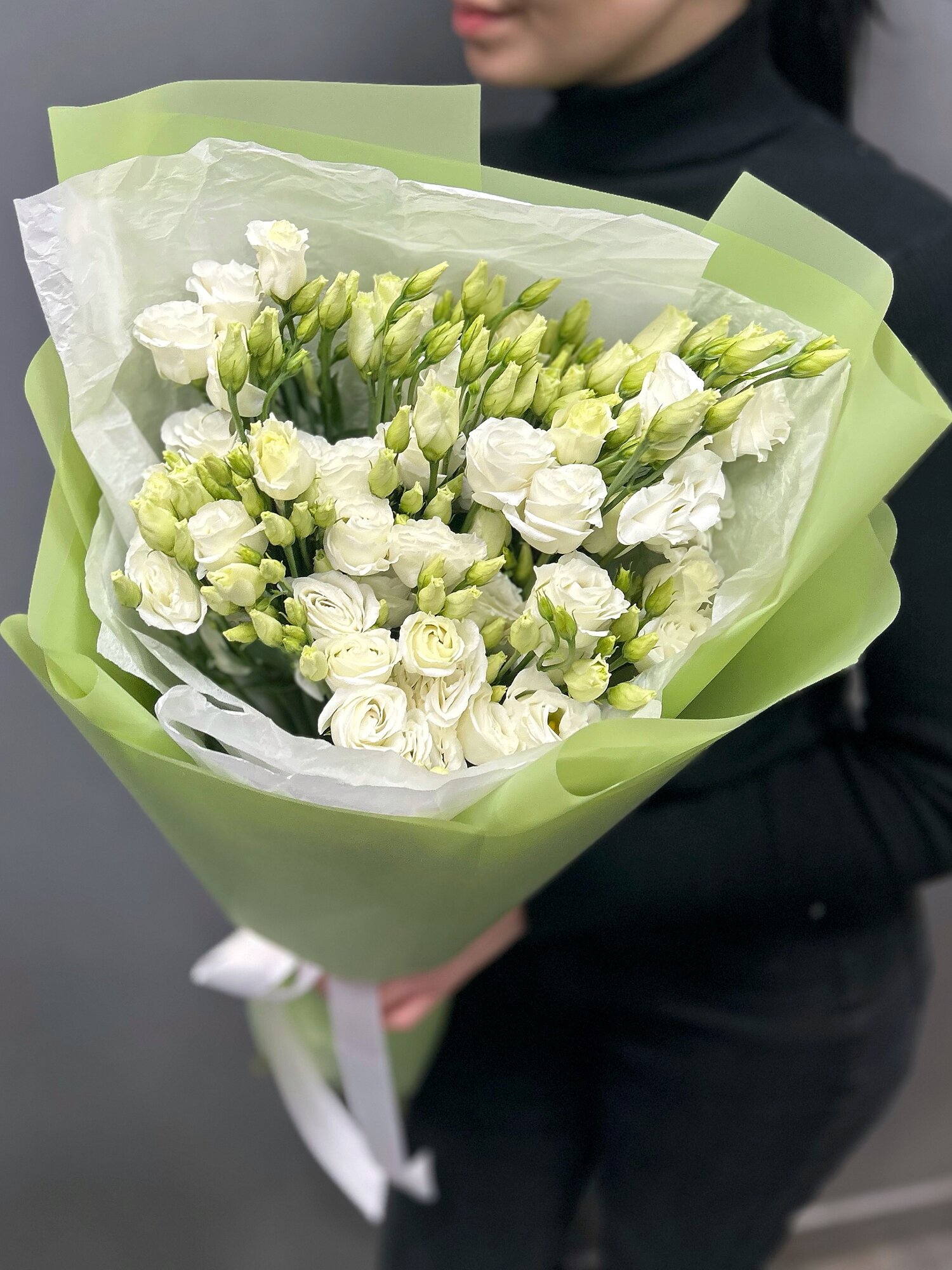 Монобукет из белой эустомы в двухслойной упаковке (9 шт 60 см)