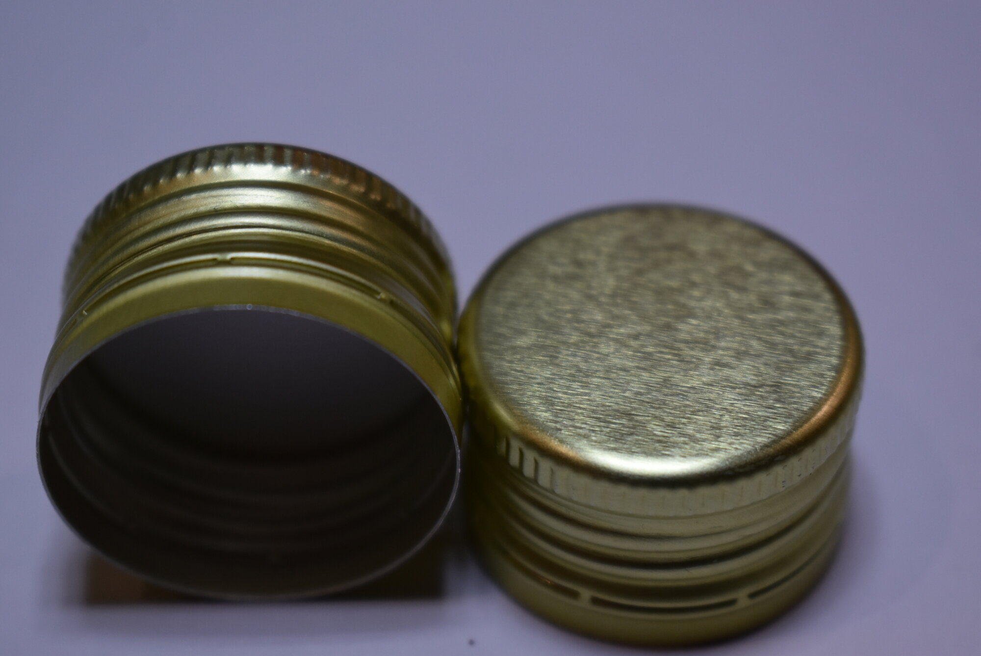 Алюминиевый колпачок 28х18 мм, золотистый, с резьбой, 50 штук