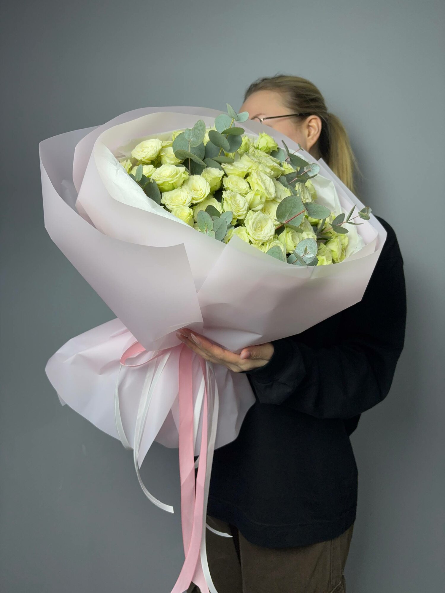 FRESH FLORA Белый Жемчуг: букет из 19 белых кустовых роз и эвкалипта – купить свежие цветы с доставкой в Москве