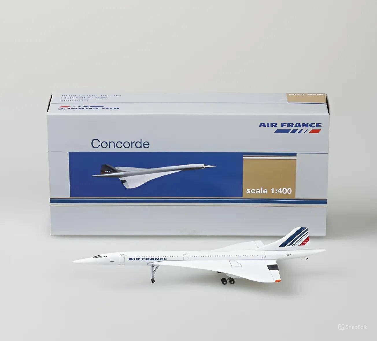 Металлическая модель самолета Concorde с шасси