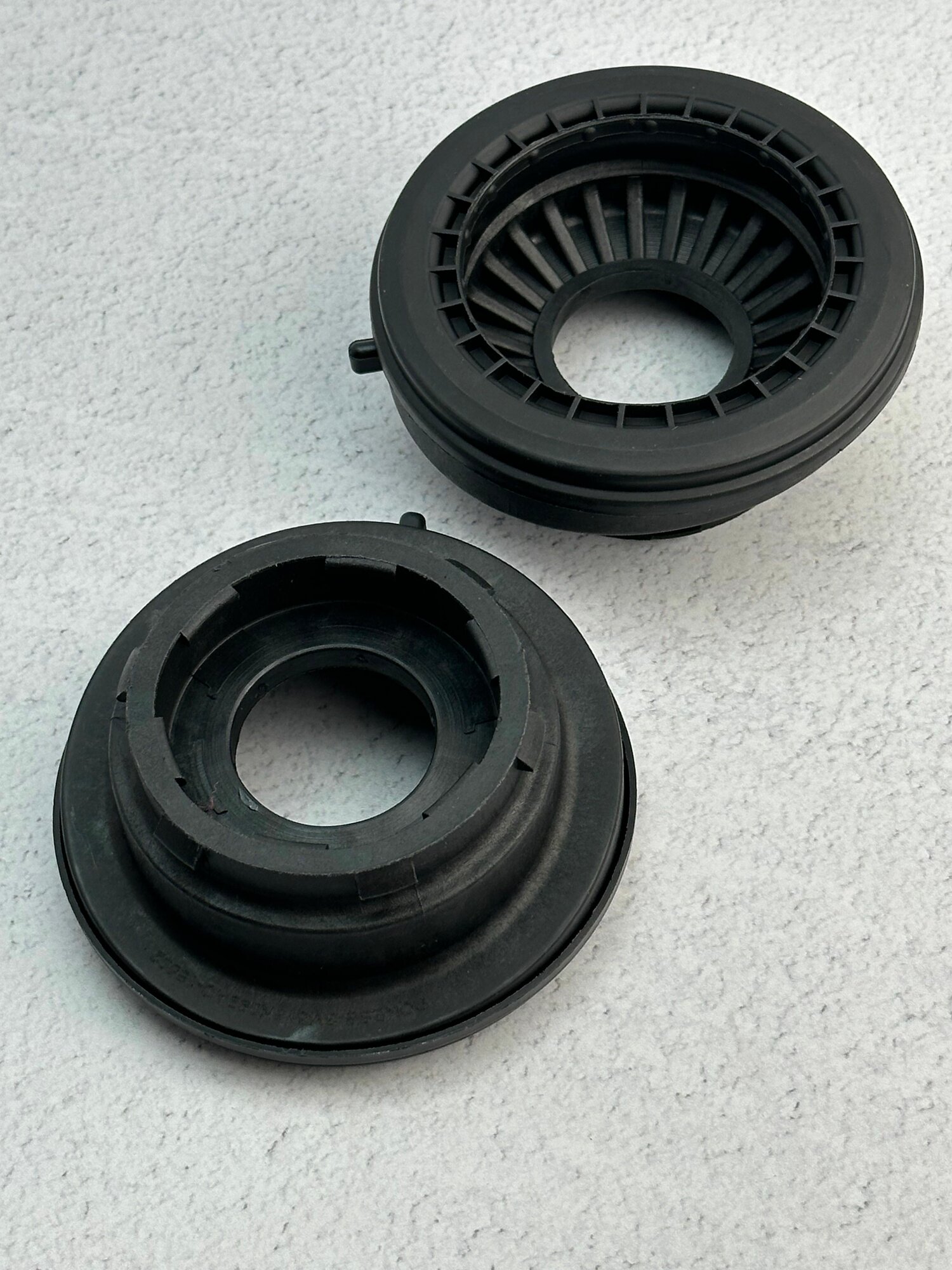 Подшипник опорный, опора, пыльник + отбойник. Комплект на один амортизатор. Для Ford Focus 2,3. Mazda 3 BK BL. Артикула : 1508111, 2036136 1377471 1305329 1446481 B39D3438