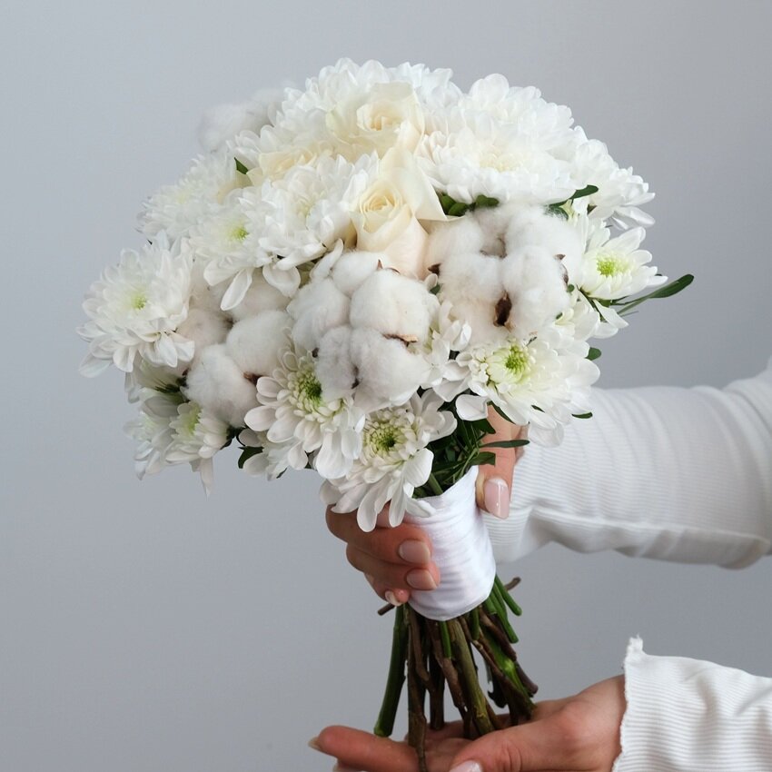 Букет невесты Королевство Праздника, хризантема, хлопок, эвкалипт, круглый