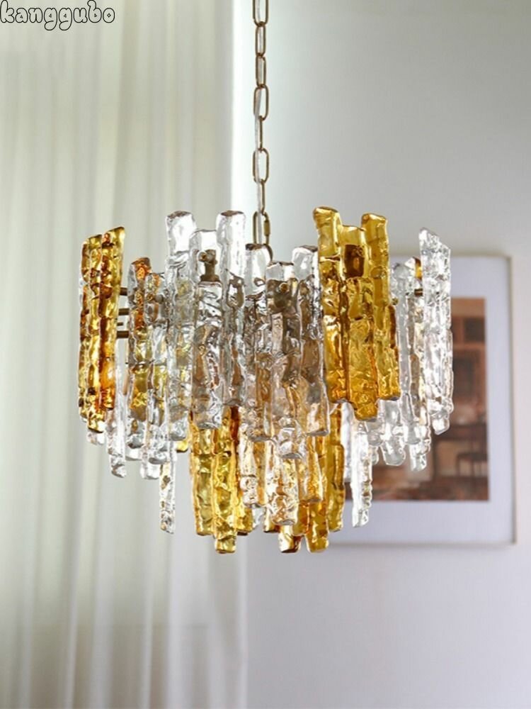 Стеклянная люстра в форме сосульки