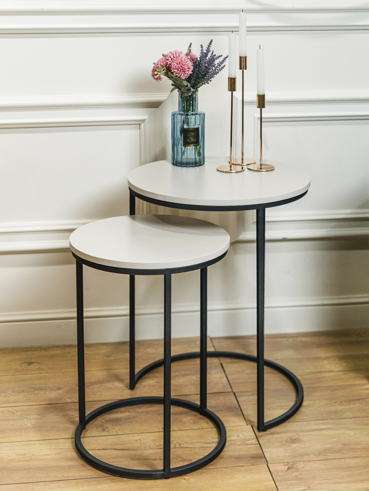 Круглый стол чайный со столешницей из ЛДСП на металлической основе, столешница ЛДСП на черных ножках