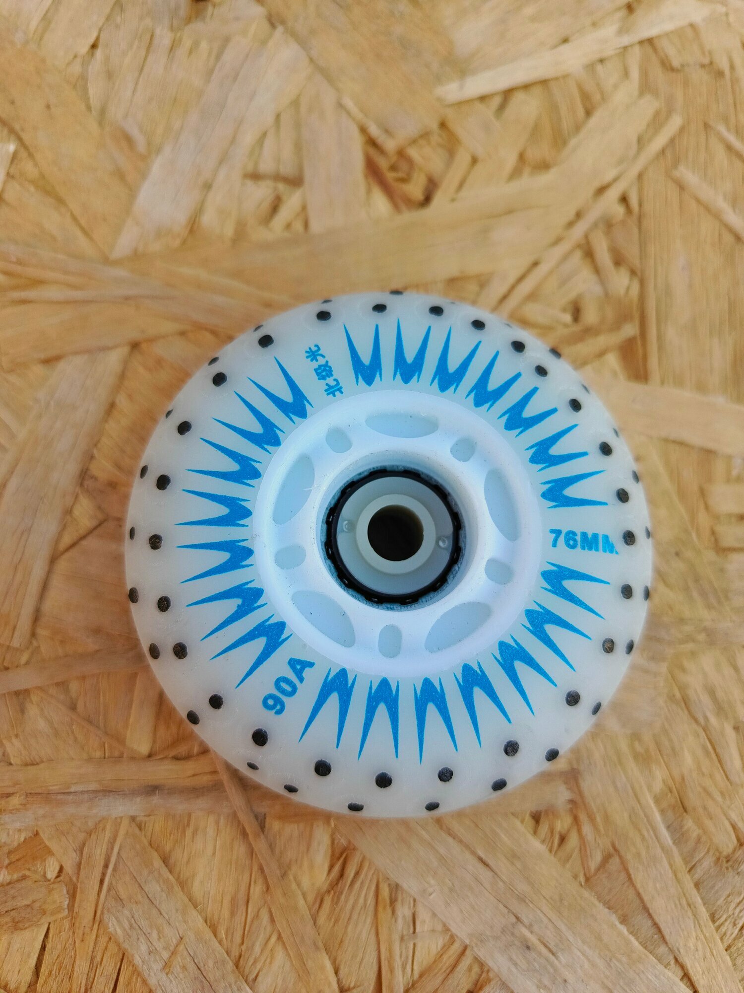 Колеса для роликов светящиеся синим искряшки (4шт). Аврора 76мм с жесткостью 85а. Кремниевых вставок 100шт.