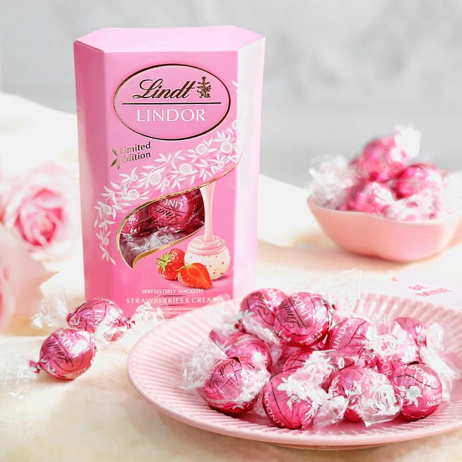 Конфеты шоколадные Lindt Lindor, Strawberries & Cream Клубника-Крем, 200г