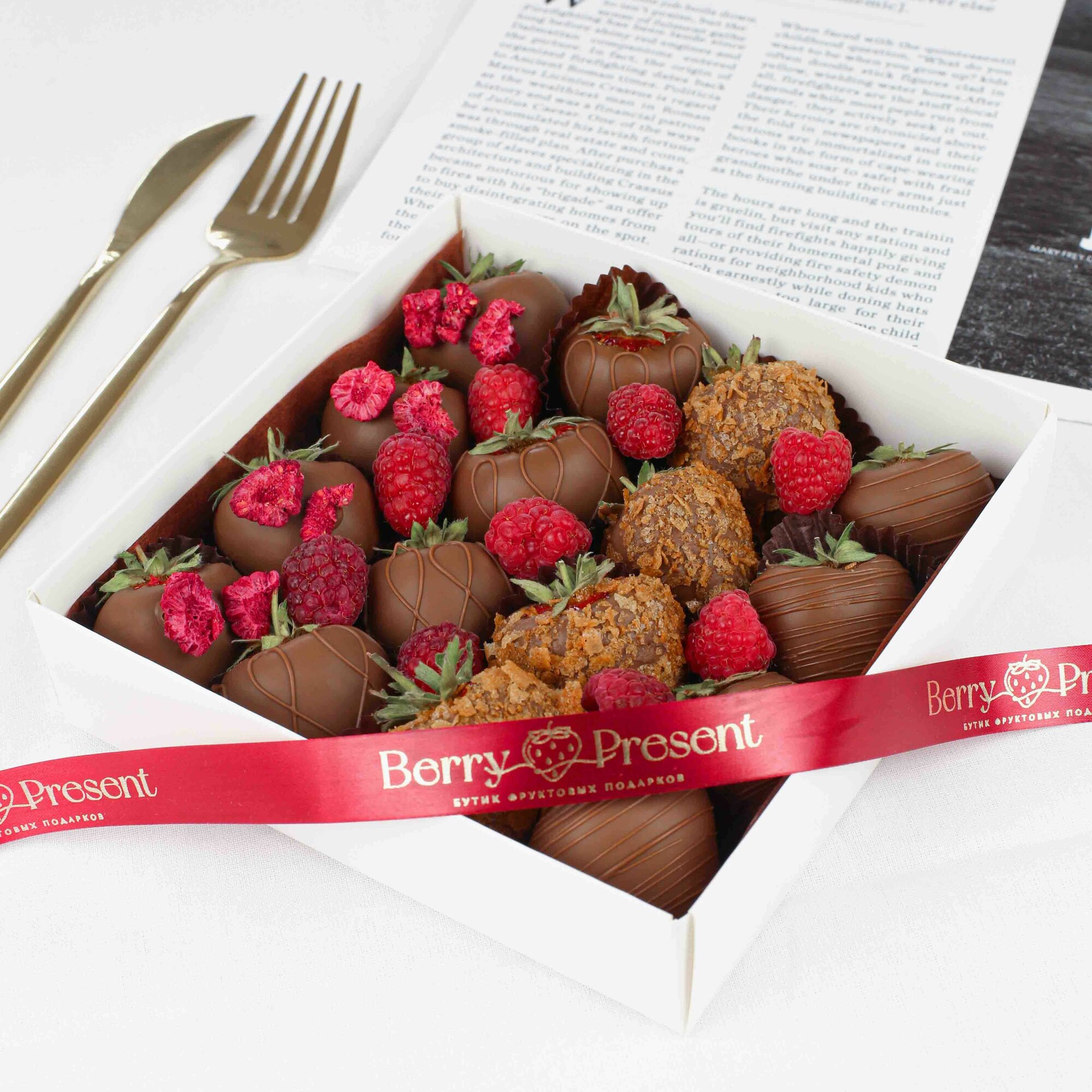 Клубника в шоколаде в коробке набор "Малиновый рай" 16-20 ягод Сладкий подарок