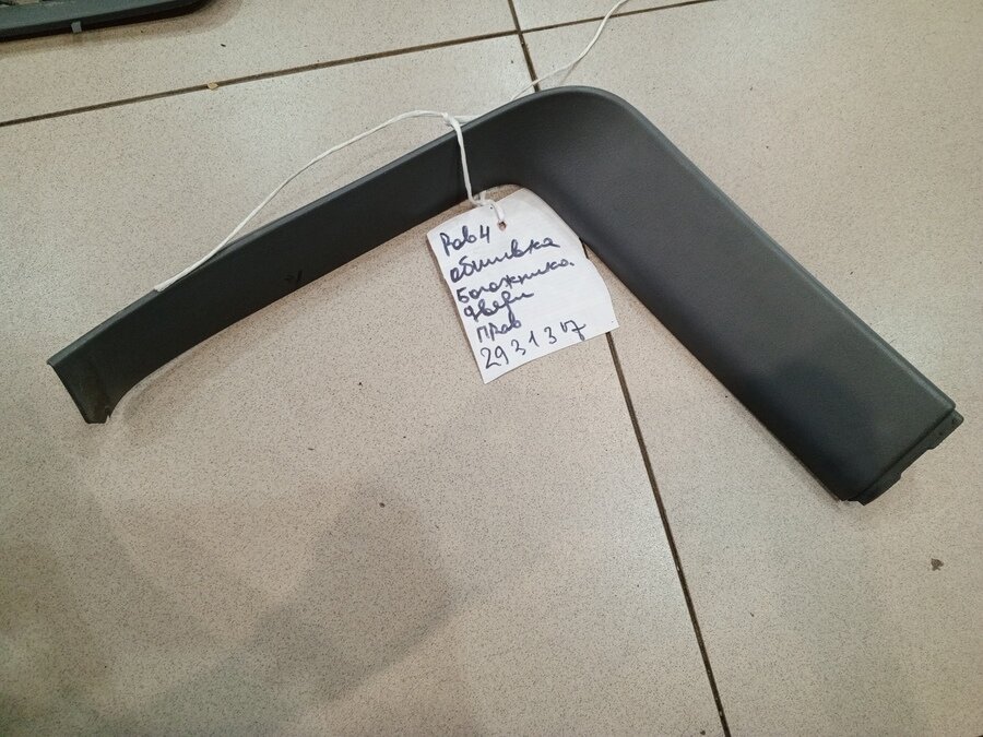 Обшивка двери багажника правая от Toyota RAV4 2000-2005