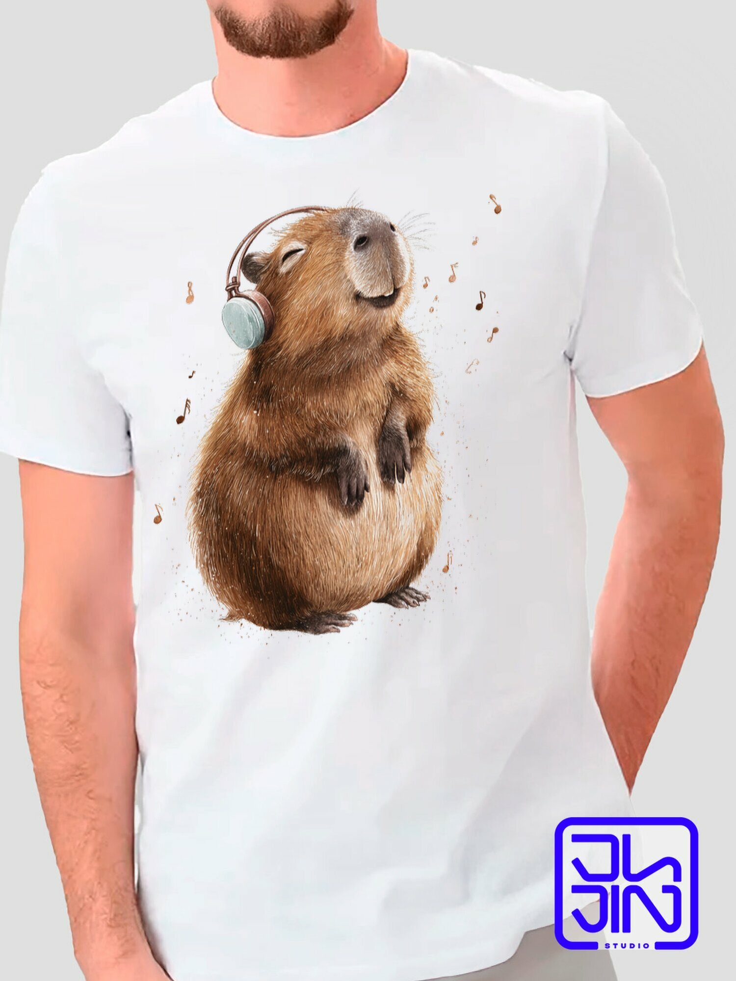 Футболка классическая мужская с авторским принтом Веселая, смешная коричневая капибара в белых наушниках с музыкальными нотами, белый хлопковый трикотаж с прикольным рисунком на груди